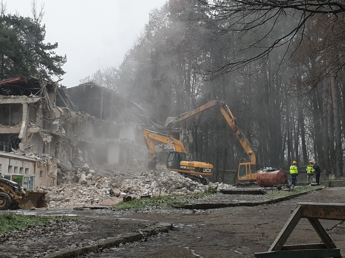 Actualizat: Motelul Capela din Râmnicu Vâlcea e deja istorie! Să vedem ...